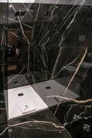 Quarto Duplo Superior | Casa de banho | Um polibã, um secador de cabelo, chinelos, toalhas fornecidas 