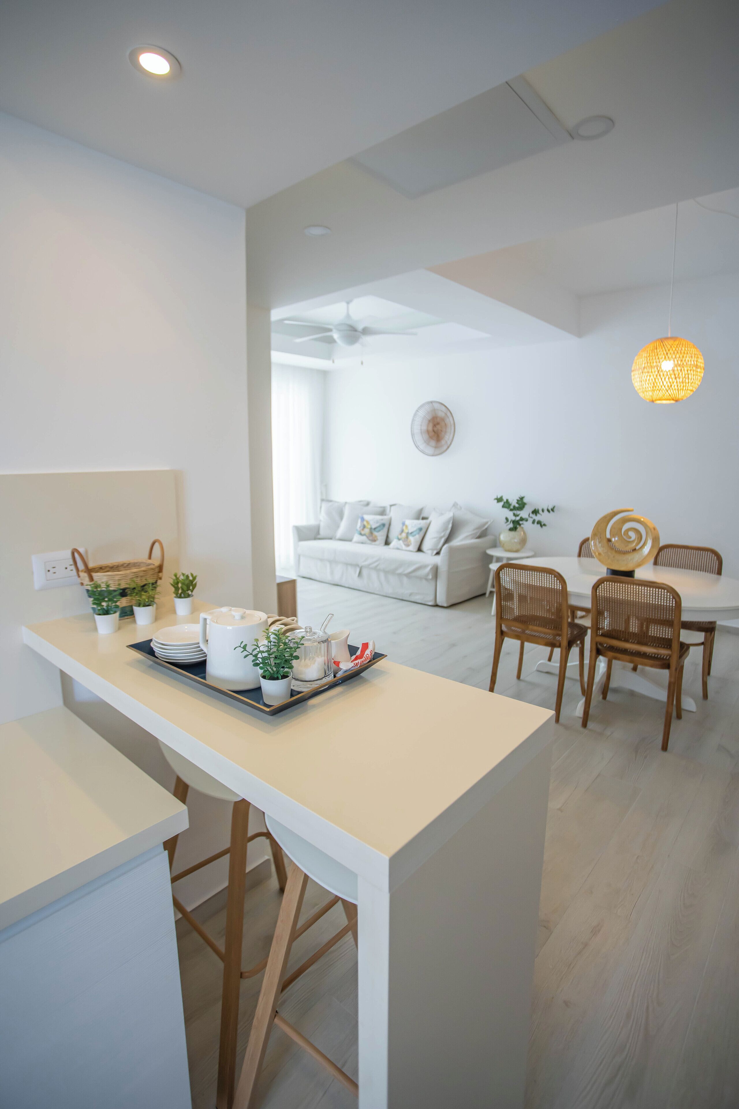 Apartamento luxo, 2 quartos, sacada, vista para a piscina | Sala de jantar