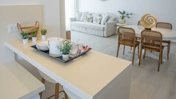 Apartamento luxo, 2 quartos, sacada, vista para a piscina | Sala de jantar