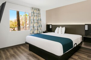 Escrivaninha, espaço de trabalho para notebook, cortinas blackout