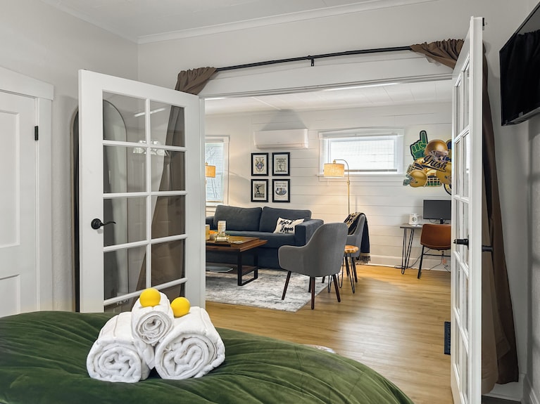 Golden Dome Getaway | Walk To Nd | School Spirit! - 南灣