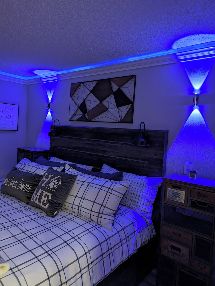 Beautiful Remodeled Condo In Paradise Lakes Clothing Optional Resort. - Wesley Chapel, FL