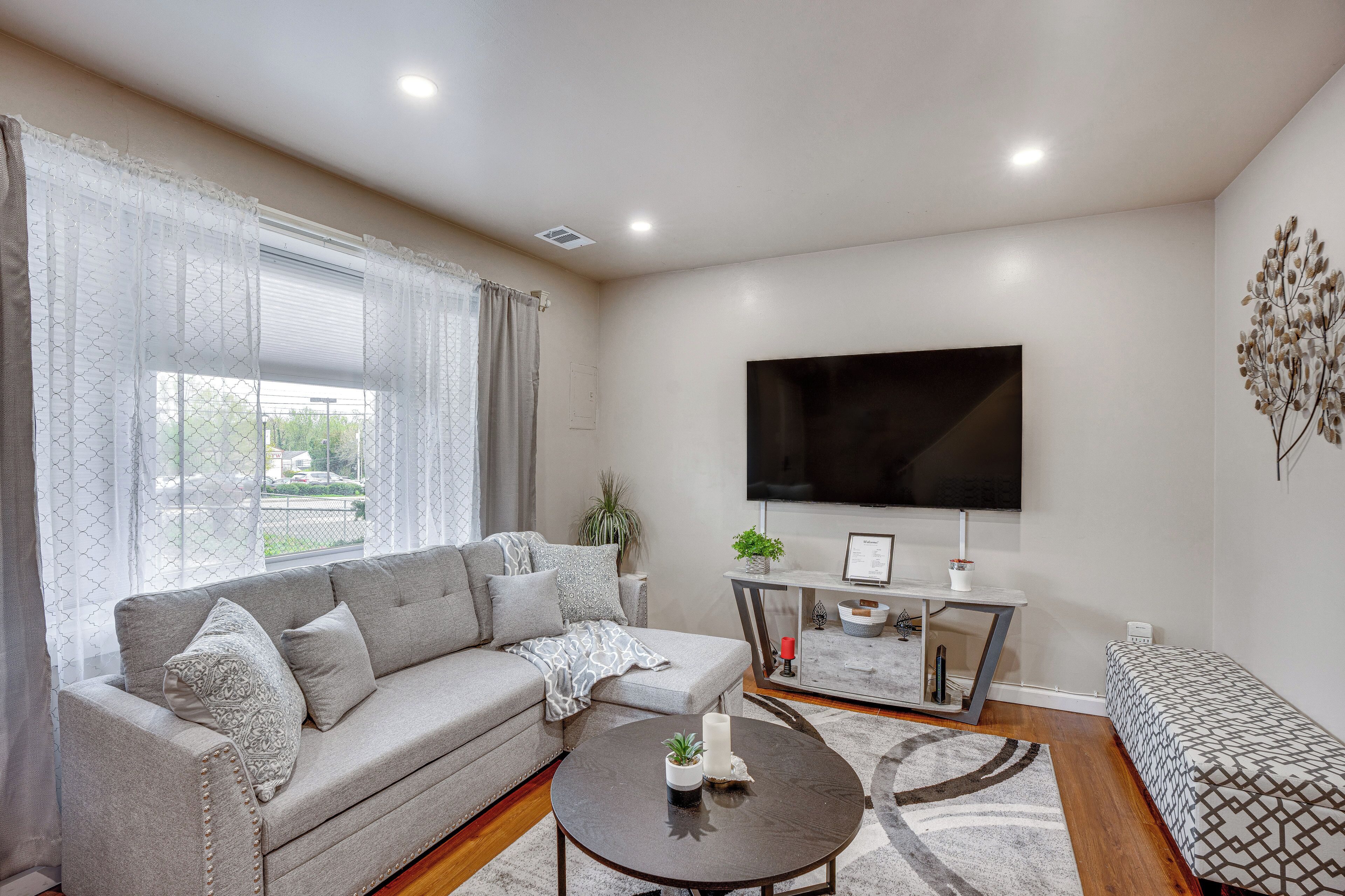 Walk To Mall & Train Station! Philly Suburb Stay - Warrington, PA