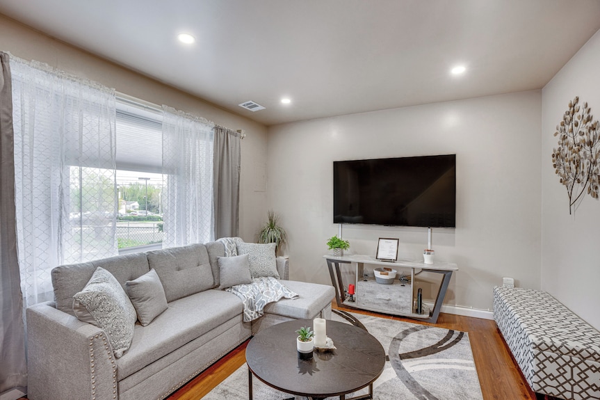 Walk To Mall & Train Station! Philly Suburb Stay - Warrington, PA