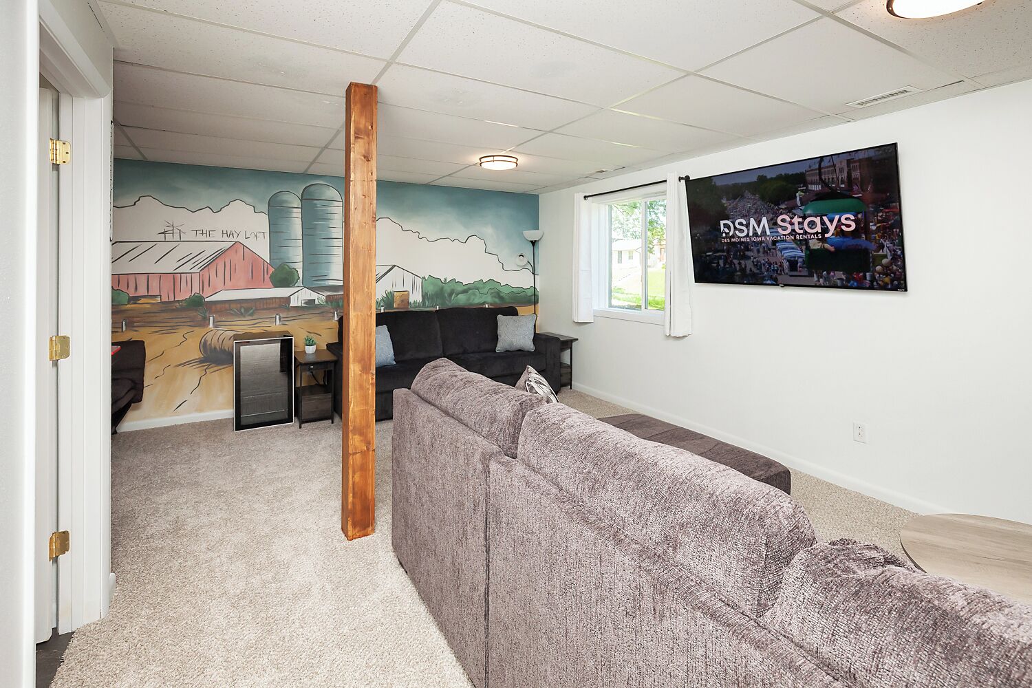 "The Hay Loft" - Hot Tub - Game Room - Fire Pit - Office - Family Fun - Des Moines, IA