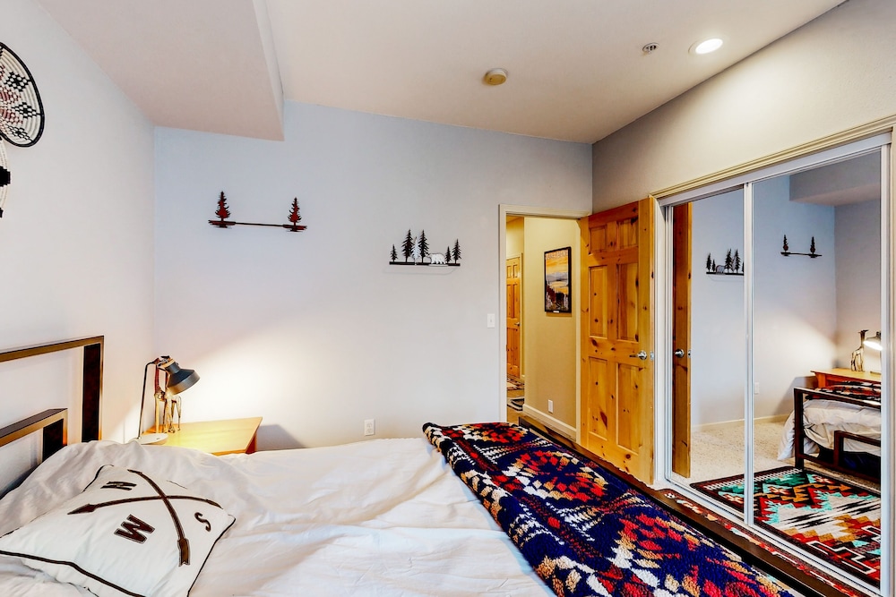 Updated Condo Near Ski Resort With Heated Pool, Hot Tub, Fireplace, Balcony, W/d - Lake Tahoe