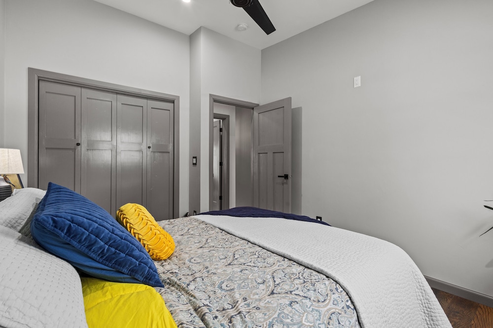 Lambeau Legends I - Brand New 4 Bedroom, 2.5 Bath 0.3 Miles To Lambeau Field! - Green Bay, WI