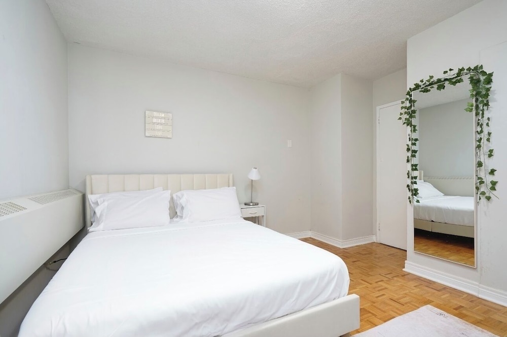 Bright And Cozy Entire 1 Bedroom Apartment  
Queen Size Bed In Downtown Toronto - Mississauga