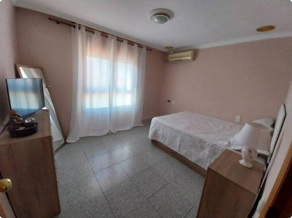 Casa Amplia ,Luminosa Y Bien Ubicada - Roquetas de Mar