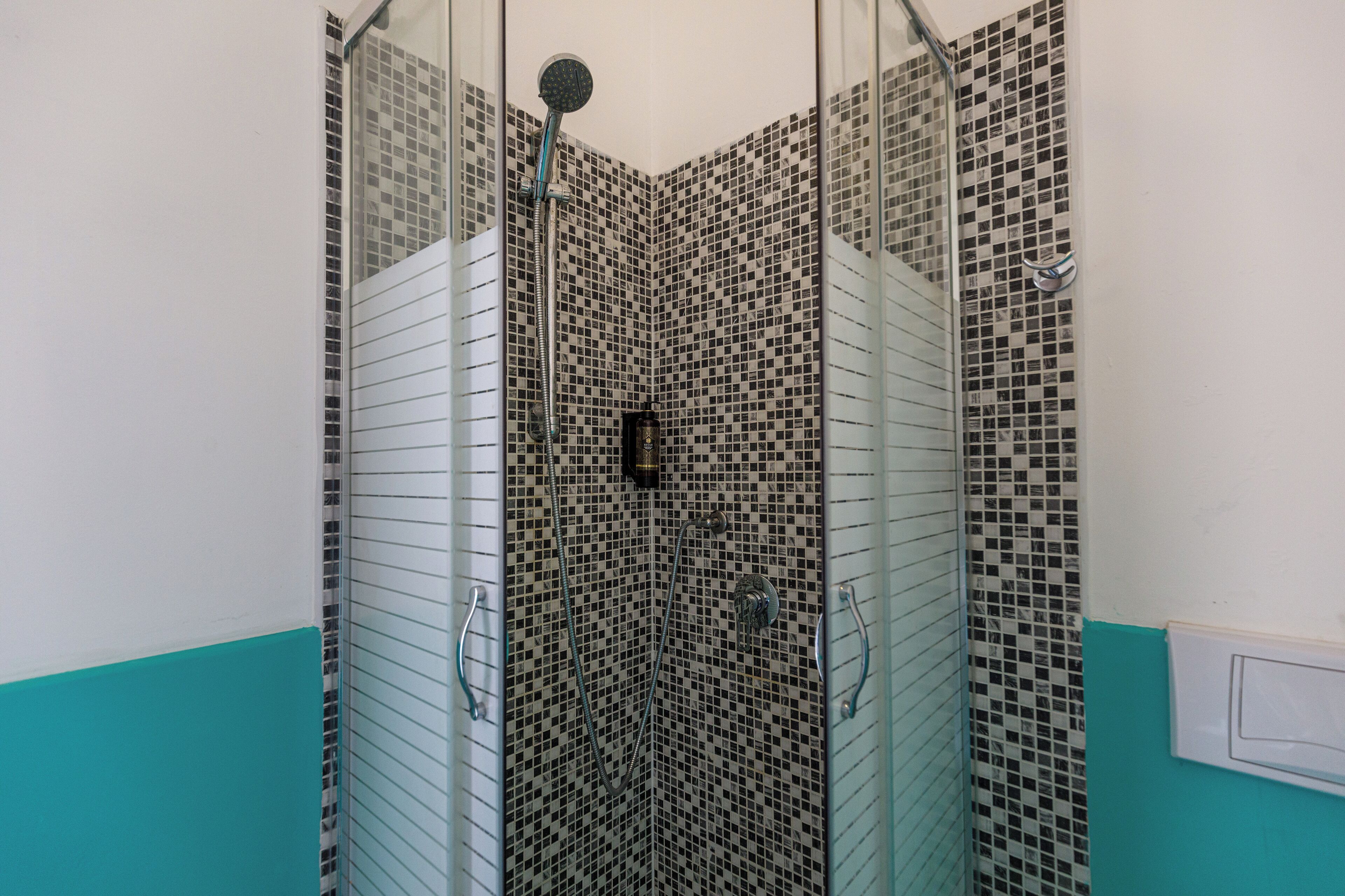 Quarto Clássico com Cama de Casal, Vista para a cidade | Casa de banho | Um polibã, um secador de cabelo, toalhas fornecidas, sabão 