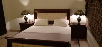 Quarto casal luxo | Quartos à prova de som, ferros/tábuas de passar roupa, Wi-Fi de cortesia