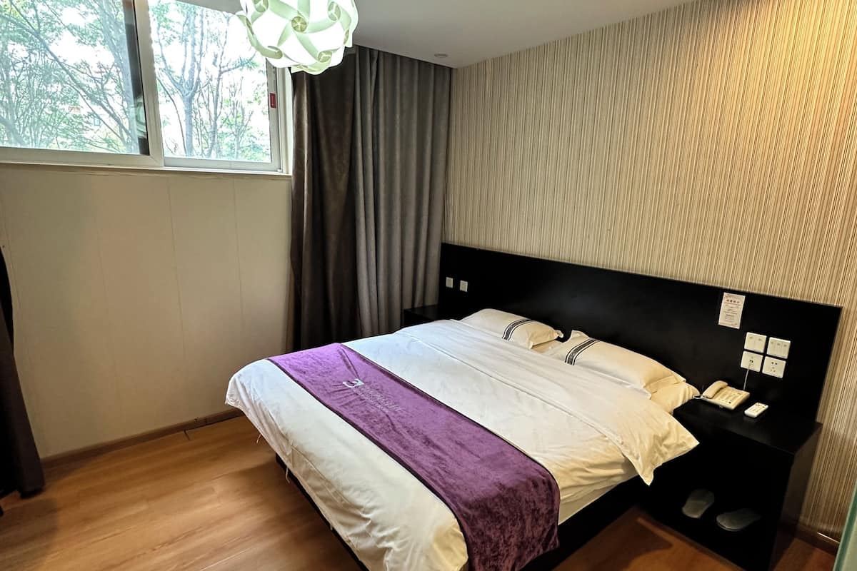 Quarto Duplo Standard, 1 cama queen-size, fumadores, Vista para a cidade | Wi-fi grátis, roupa de cama fornecida