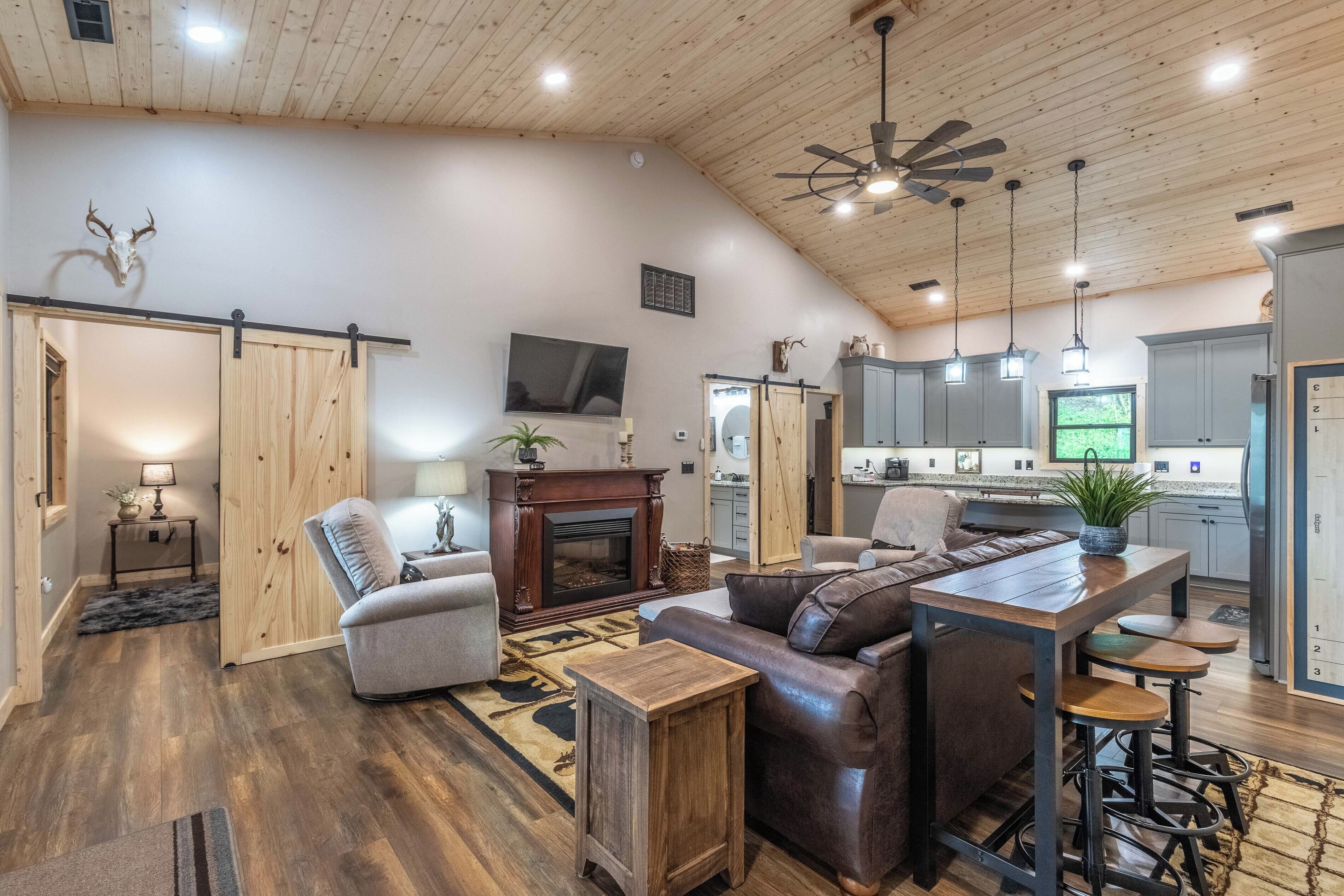 Hot Tub - Electric Fireplace - Open Covered  Porch - Cherokee, NC