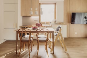 Apartamento premium, acessível, no jardim | Área de estar | Smart TV, Netflix, serviços de streaming, monitores de computador