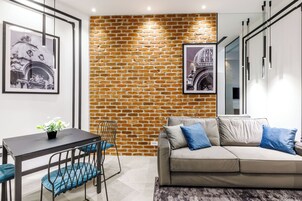 Premier Apartment with Balcony on Lipscani Street | Roupas de cama antialérgicas, espaço de trabalho para notebook