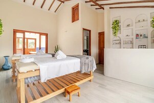 Salas para tratamentos a dois, banheira de hidromassagem