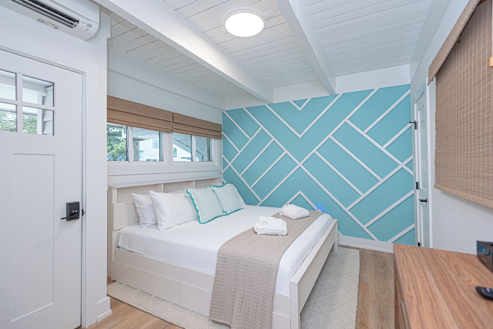 Coastal Crush ~ Off Season Specials! Roof Deck Lounge! Steps to the ...