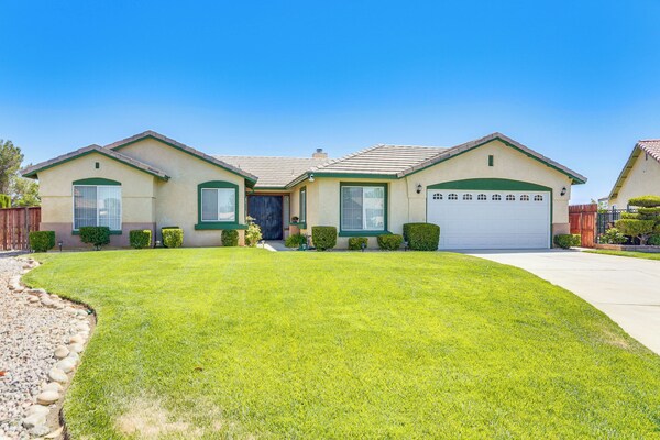 Victorville Home W/ Large Yard & Charcoal Grill! - Victorville, CA