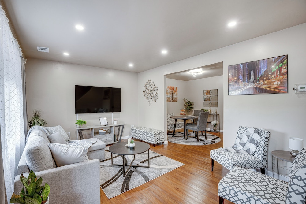 Charming Willow Grove Home W/ Patio + Fire Pit! - Warrington, PA