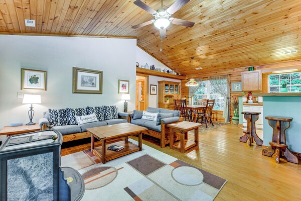 Serene Maggie Valley Retreat W/ Deck & Hot Tub! - Maggie Valley, NC