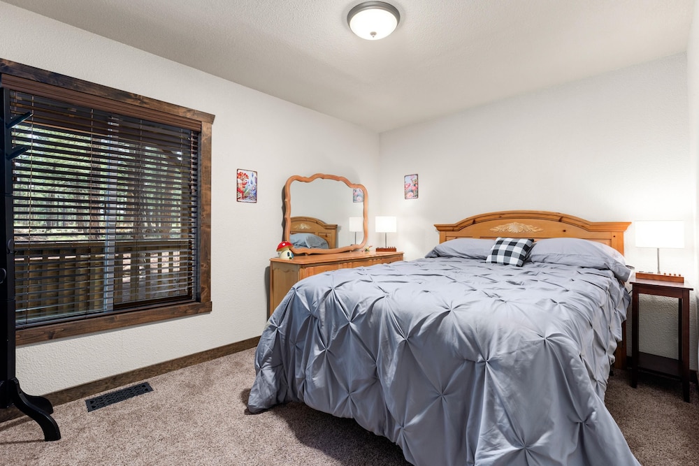 Snow Time Whimsical Forest Retreat for Family, Friends w/AC - Parks | Vrbo
