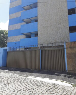 Um edifício com fachada azul e parte em tijolos.