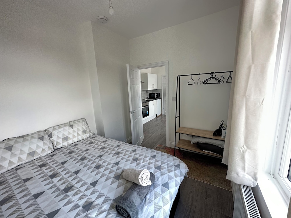 Cosy London Apartment By Underground Train Station - Starlet Stays - Dagenham