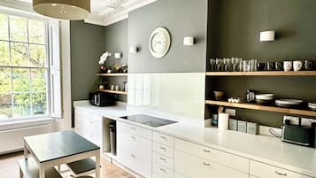 Apartamento Standard | Cozinha privada | Minifrigorífico, um micro-ondas, um forno, uma placa de cozinha