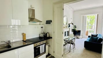 Apartamento Standard | Cozinha privada | Minifrigorífico, um micro-ondas, um forno, uma placa de cozinha