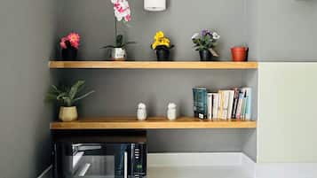 Apartamento Standard | Cozinha privada | Minifrigorífico, um micro-ondas, um forno, uma placa de cozinha