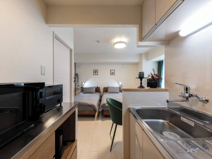 Apartamento Básico | Cozinha privada | Um micro-ondas, uma placa de cozinha, uma chaleira elétrica