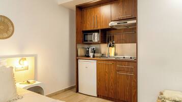 Minifrigorífico, um micro-ondas, uma placa de cozinha