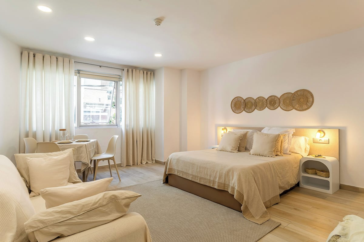 1 quarto, com decoração personalizada, secretária