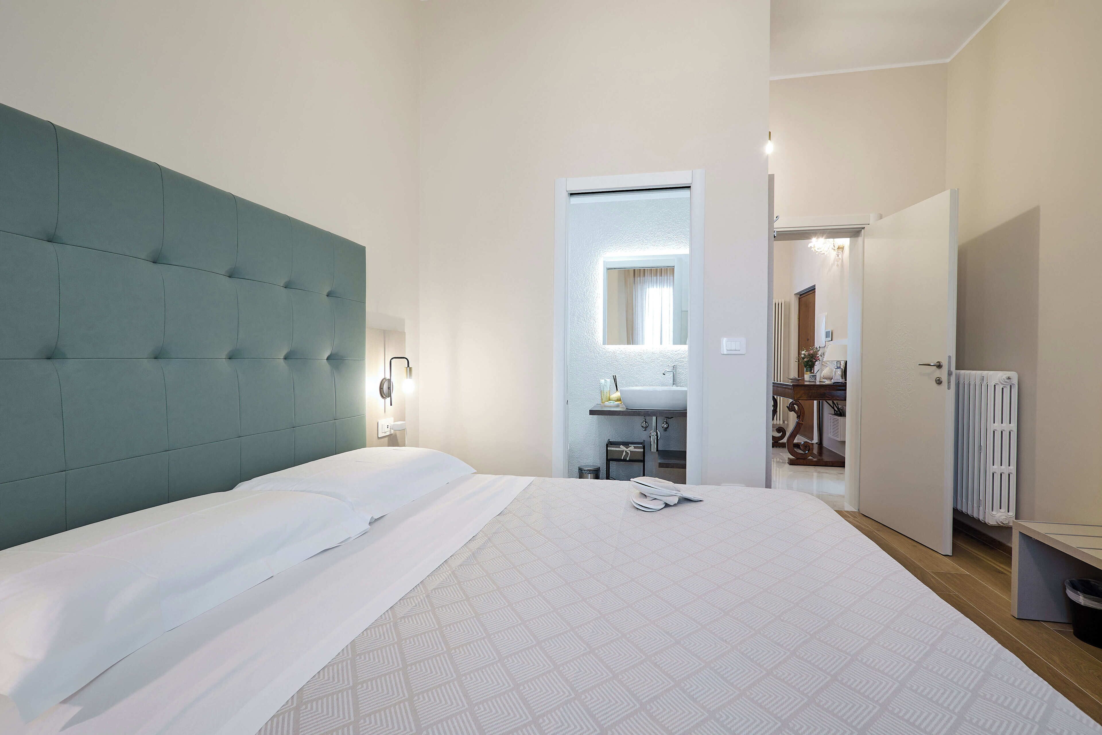 Quarto Duplo ou Twin | Secretária, secretária adequada para computadores portáteis 