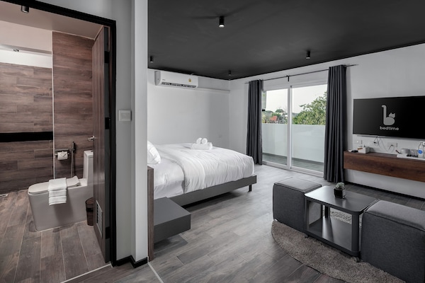 Suite-Estúdio Familiar, varanda, vista para o jardim | Cofre no quarto, ferro/tábua de engomar, Wi-fi grátis