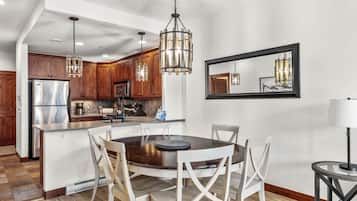 Casa geminada, 2 quartos | Cozinha privada | Geladeira, fogão, cafeteira/chaleira, torradeira