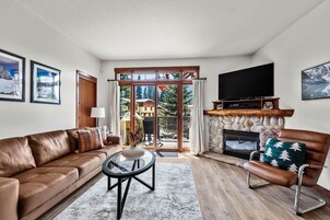 Casa geminada, 2 quartos | Área de estar | Serviços de streaming