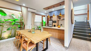 Um frigorífico, um micro-ondas, uma placa de cozinha 