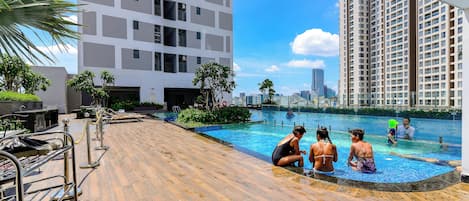 Piscina interior, piscina exterior, guarda-sóis, espreguiçadeiras