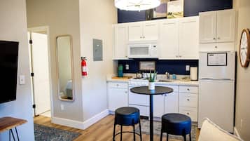 Apartamento Deluxe em Condomínio Fechado | Cozinha privada | Um frigorífico, um micro-ondas, um forno, uma placa de cozinha
