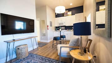 Apartamento Deluxe em Condomínio Fechado | Sala de estar | Smart TV de 55 polegadas com canais digitais, Hulu