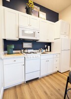 Condo luxo | Cozinha privada | Geladeira, micro-ondas, fogão, cooktop