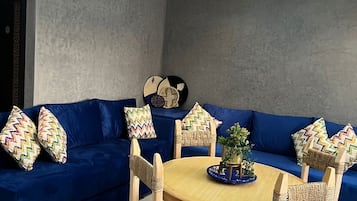 Apartamento Presidencial, 2 quartos, terraço, vista para a montanha | Sala de estar | Televisor de ecrã plano de 40 cm com canais via satélite