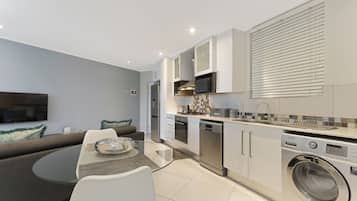 Apartamento superluxo, vista para a cidade | Cozinha privada | Geladeira, micro-ondas, fogão, cooktop