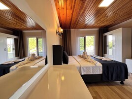 Quarto triplo standard | Roupas de cama premium, frigobar, escrivaninha, berços grátis