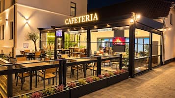 Um restaurante chamado 'CAFETERIA' com área externa e decoração moderna.