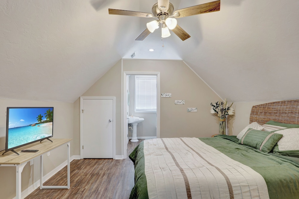 Luxurious Stay Overlooking The Beautiful Suwannee River! 3 Bed/3 Bath House! - Branford, FL