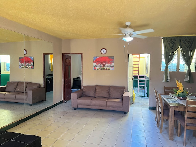 Hermosa Casa Amplia En La Ciudad - San Salvador