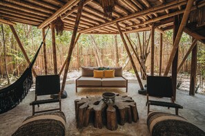 Cabana luxo, vista para o jardim | Área de estar