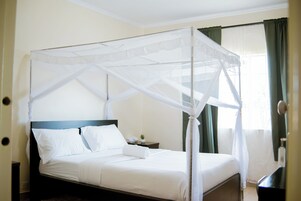 Quarto Individual Júnior, 1 cama queen-size, vista para o jardim | Lençóis de algodão egípcio, roupa de alta qualidade, minibar 
